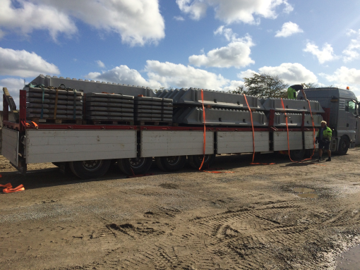 Ferister med betong til villsvingjerde ved den dansk-tyske grensen.